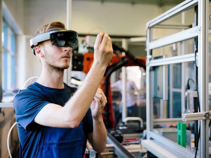 How to apply virtual reality to enhance learning experiences | THE ...